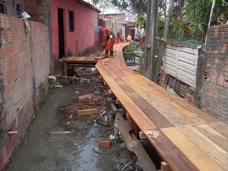 Prefeitura de Manaus constrói ponte de madeira para moradores do bairro ...