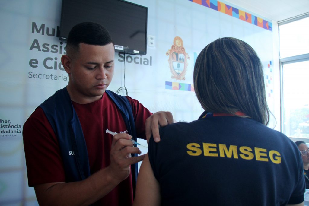 Prefeitura promove vacinação para servidores na Lagoa do Japiim